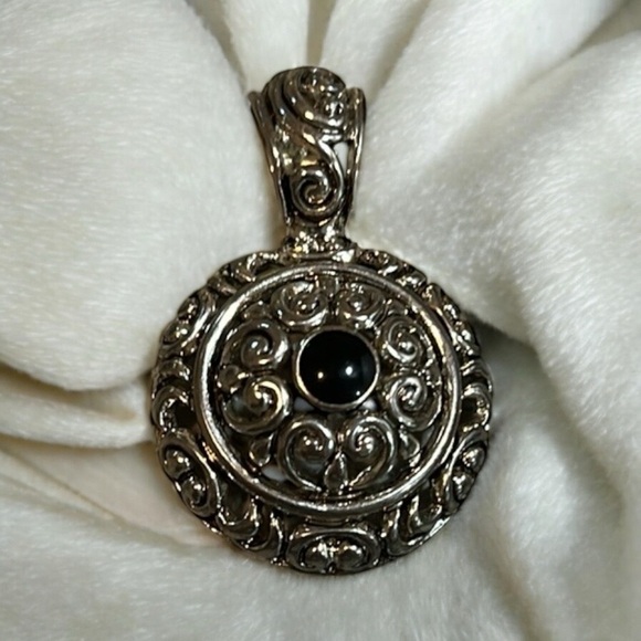 Premier Designs | Jewelry | Premier Designs Nora Round Pendant With ...